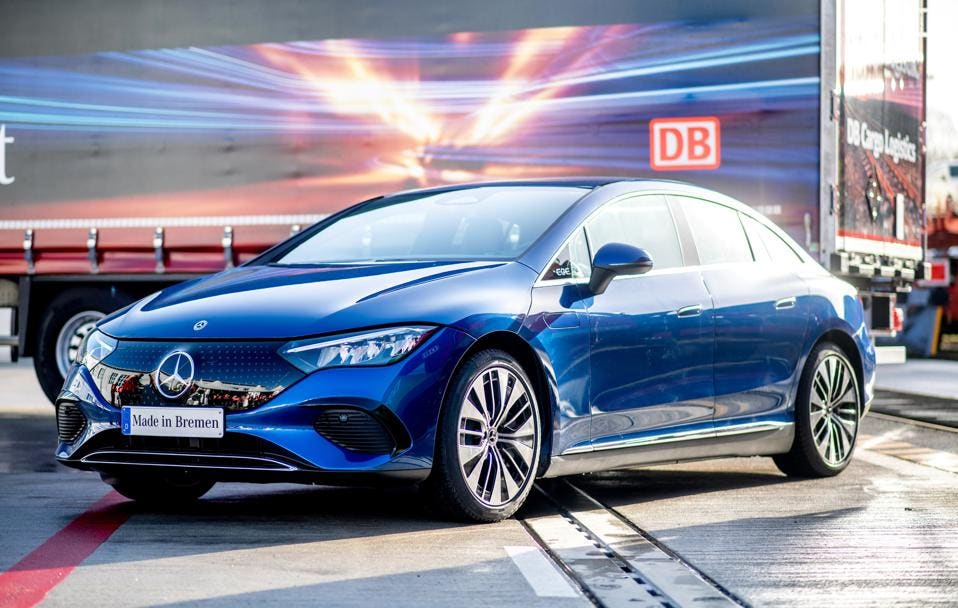 Mercedes Benz anuncia ganancias pero el avance de los autos eléctricos ...