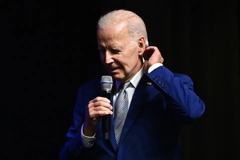 Video: Un Biden "absolutamente perdido" comenzó a balbucear ...